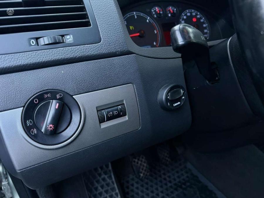 Zaļš Volkswagen Multivan 2004 Viļņa, ar dzinēja tilpumu 1.90 L un nobraukumu 454 tūkst. km par 6750 €, foto 25 vietnē AUTOMOTO.COM.LV