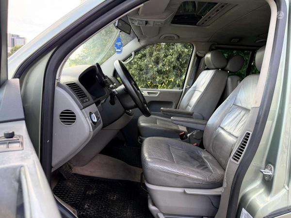 Green Volkswagen Multivan 2005 in Kaunas, with an engine capacity of 2.50 L and mileage of 415 thousand km for 6500 €, photo 7 on AUTOMOTO.COM.LV