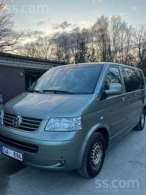 Zaļš Volkswagen Multivan 2004 Rīga, ar dzinēja tilpumu 2.50 L un nobraukumu 410 tūkst. km par 6200 €, foto  vietnē AUTOMOTO.COM.LV
