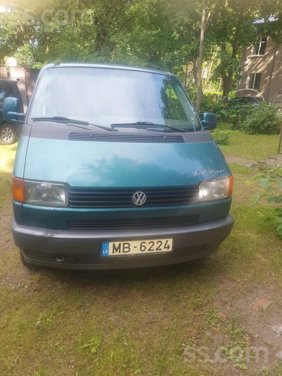 Green Volkswagen Multivan 1995 in Riga, with an engine capacity of 2.40 L and mileage of 288 thousand km for 2500 €, photo 1 on AUTOMOTO.COM.LV