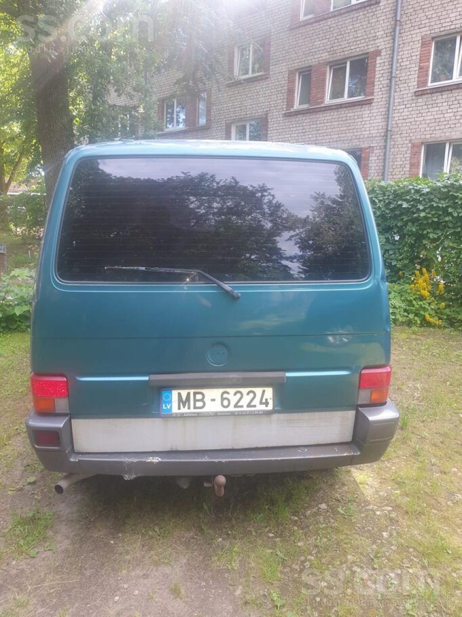 Green Volkswagen Multivan 1995 in Riga, with an engine capacity of 2.40 L and mileage of 288 thousand km for 2500 €, photo 6 on AUTOMOTO.COM.LV
