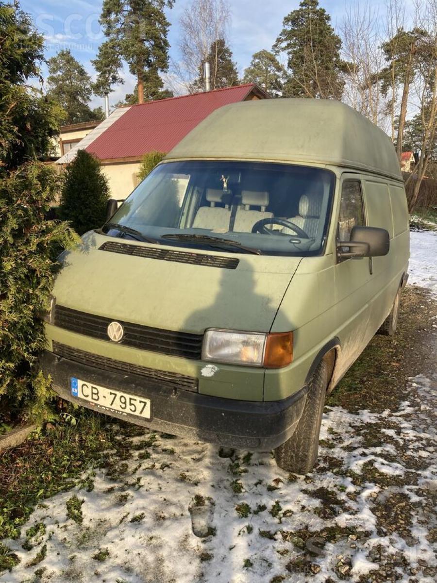 Green Volkswagen Multivan 1995 in Riga, with an engine capacity of 2.00 L and mileage of 555 thousand km for 3900 €, photo 1 on AUTOMOTO.COM.LV