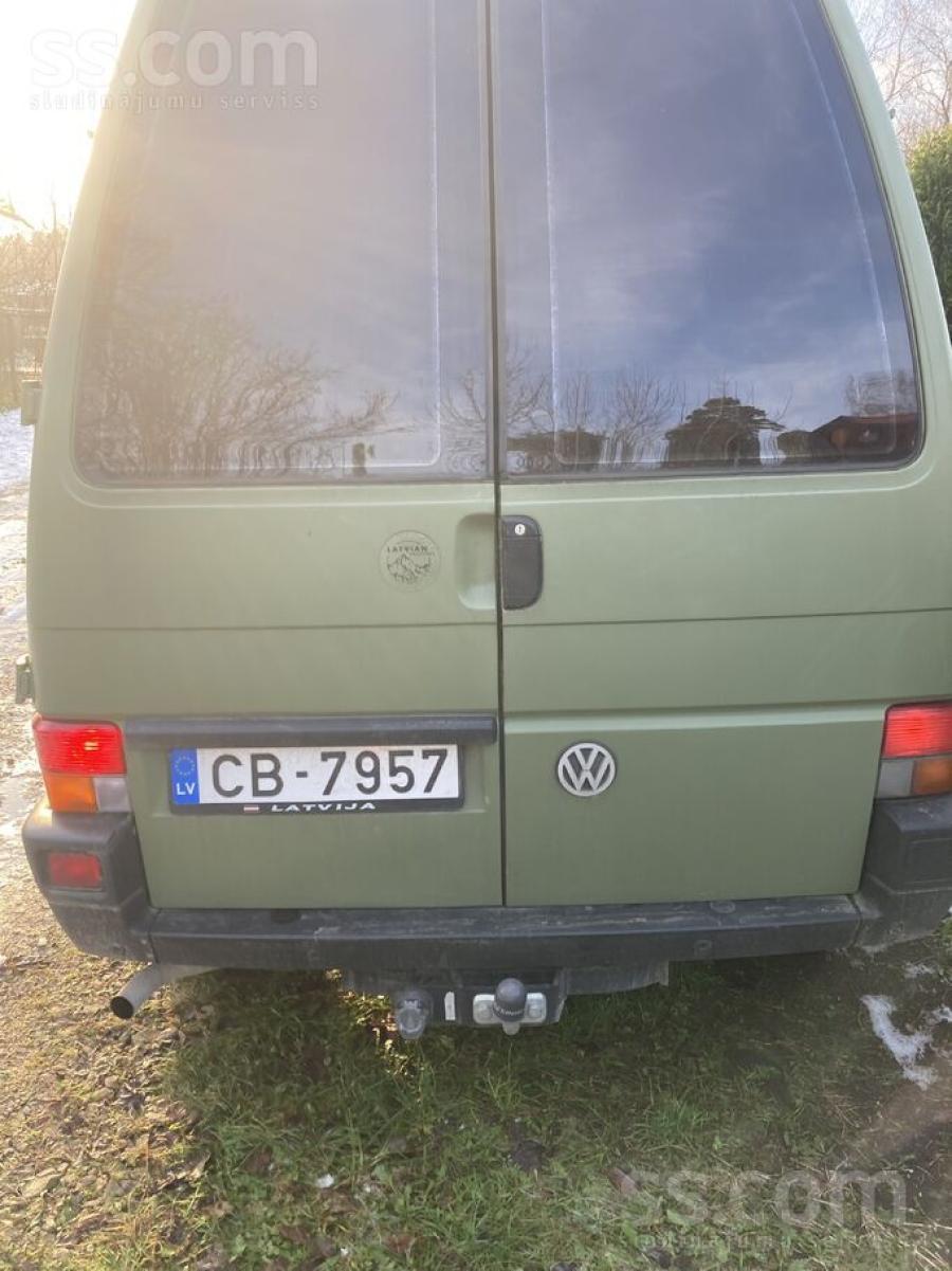 Green Volkswagen Multivan 1995 in Riga, with an engine capacity of 2.00 L and mileage of 555 thousand km for 3900 €, photo 2 on AUTOMOTO.COM.LV