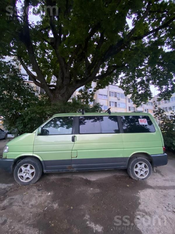 Green Volkswagen Multivan 1998 in Jurmala, with an engine capacity of 2.50 L and mileage of 388 thousand km for 2950 €, photo 1 on AUTOMOTO.COM.LV