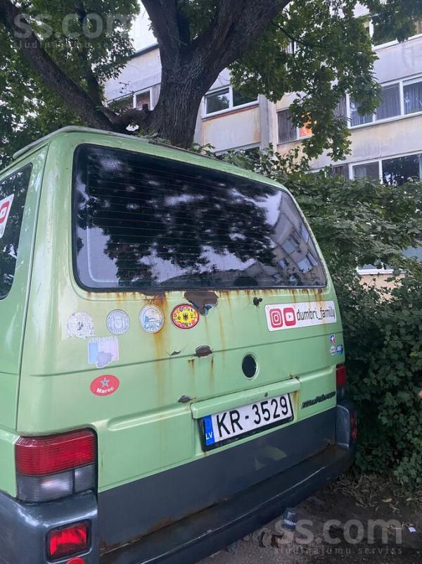 Green Volkswagen Multivan 1998 in Jurmala, with an engine capacity of 2.50 L and mileage of 388 thousand km for 2950 €, photo 6 on AUTOMOTO.COM.LV