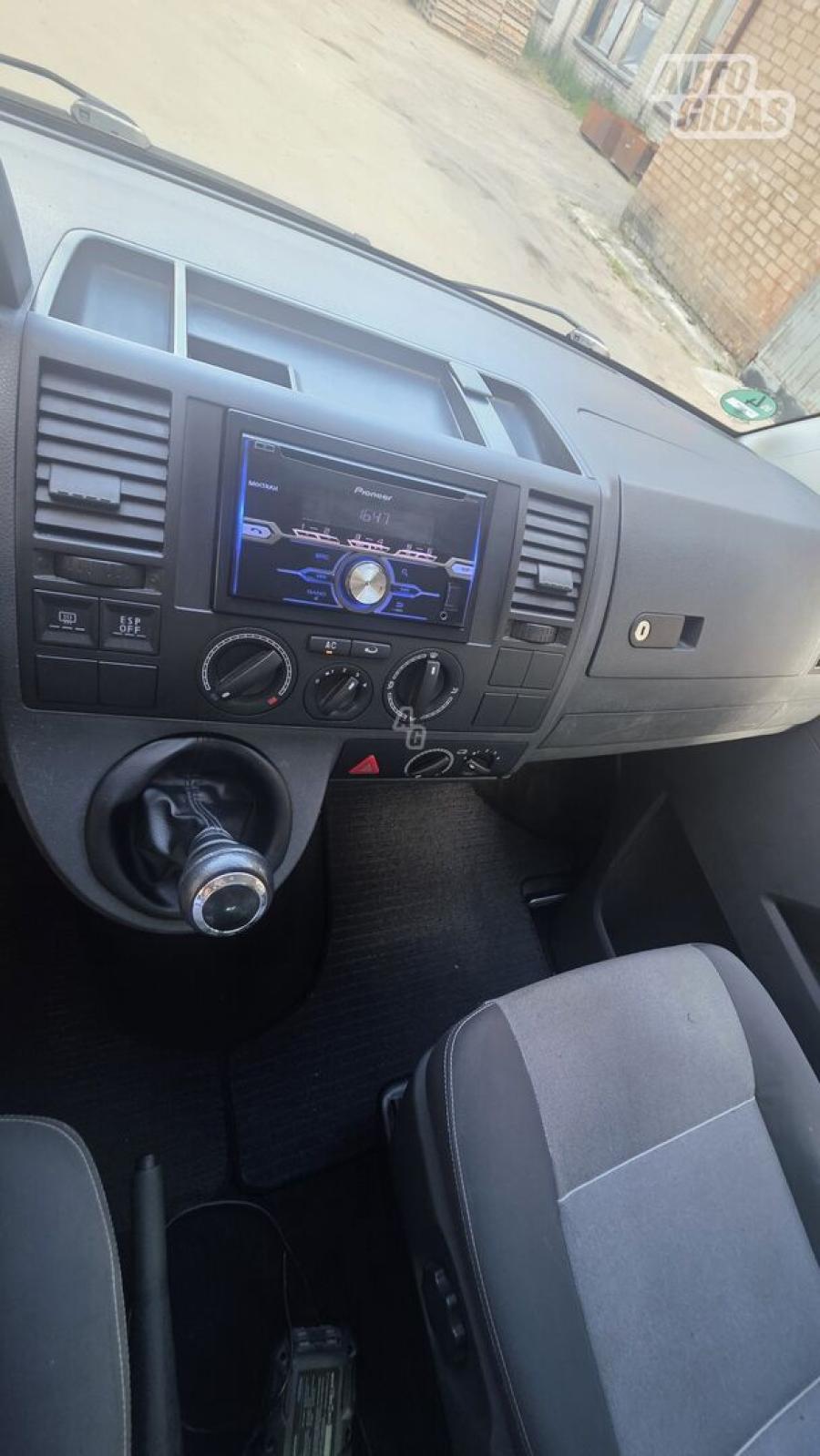 Grey Volkswagen Multivan 2007 in Klaipeda, with an engine capacity of 2.50 L and mileage of 274 thousand km for 6690 €, photo 24 on AUTOMOTO.COM.LV