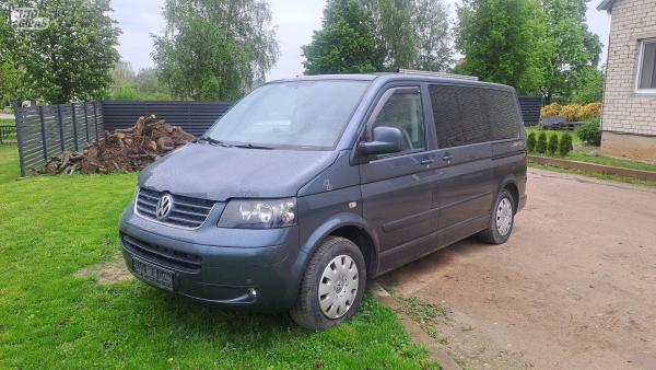 Grey Volkswagen Multivan 2009 in Vilnius, with an engine capacity of 2.50 L and mileage of 286 thousand km for 10500 €, photo 2 on AUTOMOTO.COM.LV