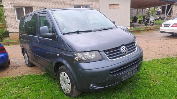 Grey Volkswagen Multivan 2009 in Vilnius, with an engine capacity of 2.50 L and mileage of 286 thousand km for 10500 €, photo 3 on AUTOMOTO.COM.LV