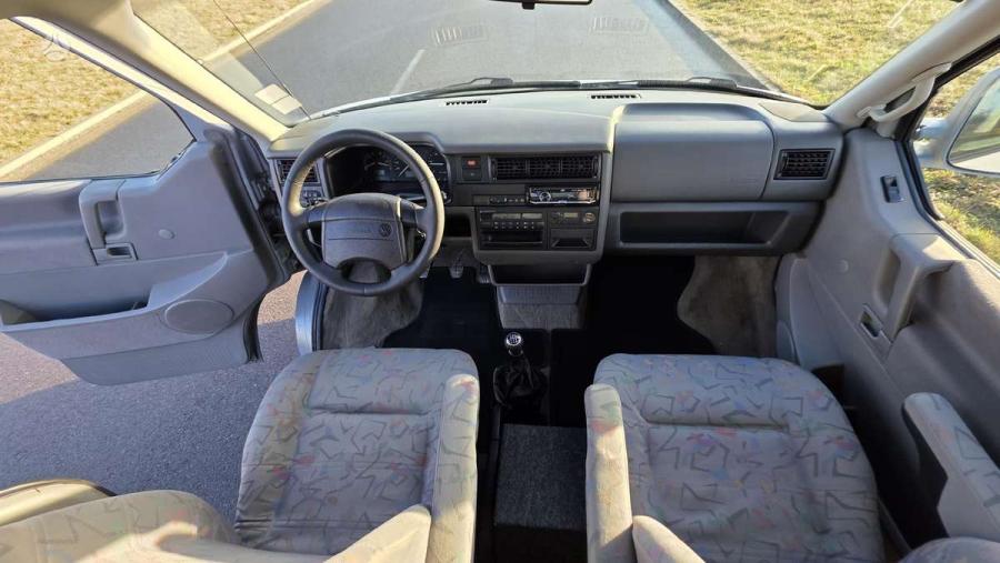 Pelēks Volkswagen Multivan 1997 Klaipėda, ar dzinēja tilpumu 2.50 L un nobraukumu 376 tūkst. km par 5690 €, foto 3 vietnē AUTOMOTO.COM.LV