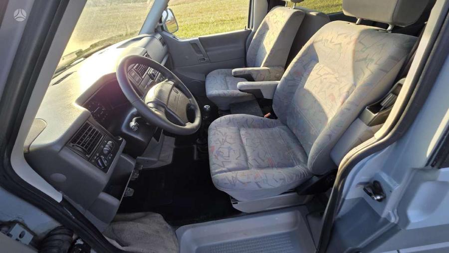Pelēks Volkswagen Multivan 1997 Klaipėda, ar dzinēja tilpumu 2.50 L un nobraukumu 376 tūkst. km par 5690 €, foto 23 vietnē AUTOMOTO.COM.LV