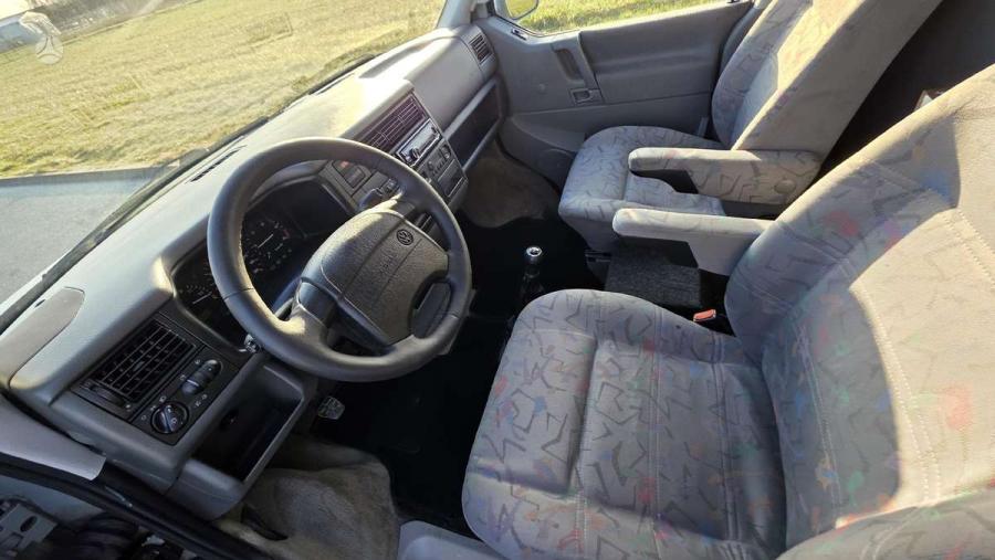 Pelēks Volkswagen Multivan 1997 Klaipėda, ar dzinēja tilpumu 2.50 L un nobraukumu 376 tūkst. km par 5690 €, foto 26 vietnē AUTOMOTO.COM.LV