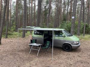 Grey Volkswagen Multivan 1998 in Marijampole, with an engine capacity of 2.50 L and mileage of 590 thousand km for 6100 €, photo 3 on AUTOMOTO.COM.LV