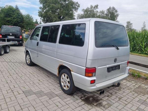 Grey Volkswagen Multivan 2003 in Panevezys, with an engine capacity of 2.46 L and mileage of 470 thousand km for 4600 €, photo 1 on AUTOMOTO.COM.LV