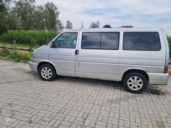 Grey Volkswagen Multivan 2003 in Panevezys, with an engine capacity of 2.46 L and mileage of 470 thousand km for 4600 €, photo 2 on AUTOMOTO.COM.LV
