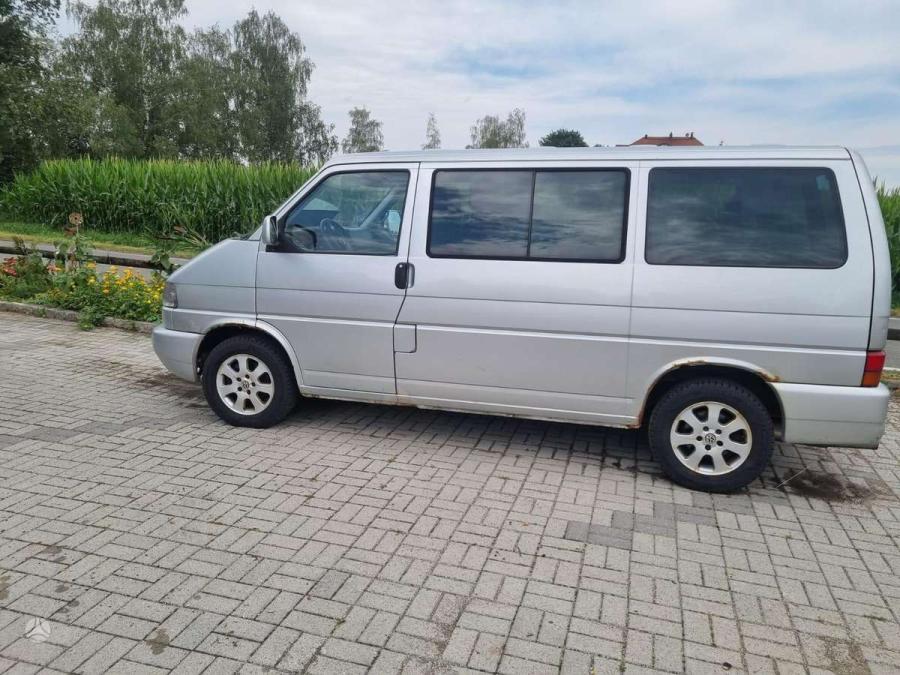 Pelēks Volkswagen Multivan 2003 Panevēža, ar dzinēja tilpumu 2.46 L un nobraukumu 470 tūkst. km par 4600 €, foto 3 vietnē AUTOMOTO.COM.LV