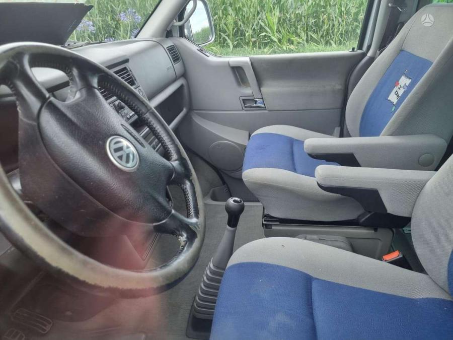 Pelēks Volkswagen Multivan 2003 Panevēža, ar dzinēja tilpumu 2.46 L un nobraukumu 470 tūkst. km par 4600 €, foto 6 vietnē AUTOMOTO.COM.LV