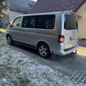 Grey Volkswagen Multivan 2005 in Vilnius, with an engine capacity of 2.50 L and mileage of 218 thousand km for 9000 €, photo 2 on AUTOMOTO.COM.LV