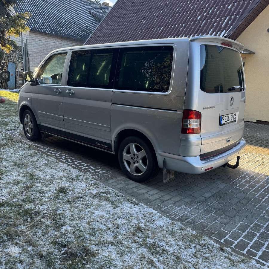 Grey Volkswagen Multivan 2005 in Vilnius, with an engine capacity of 2.50 L and mileage of 218 thousand km for 9000 €, photo 2 on AUTOMOTO.COM.LV