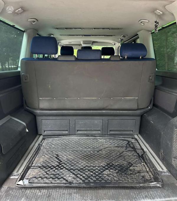 Pelēks Volkswagen Multivan 2005 Viļņa, ar dzinēja tilpumu 2.50 L un nobraukumu 355 tūkst. km par 4300 €, foto 6 vietnē AUTOMOTO.COM.LV