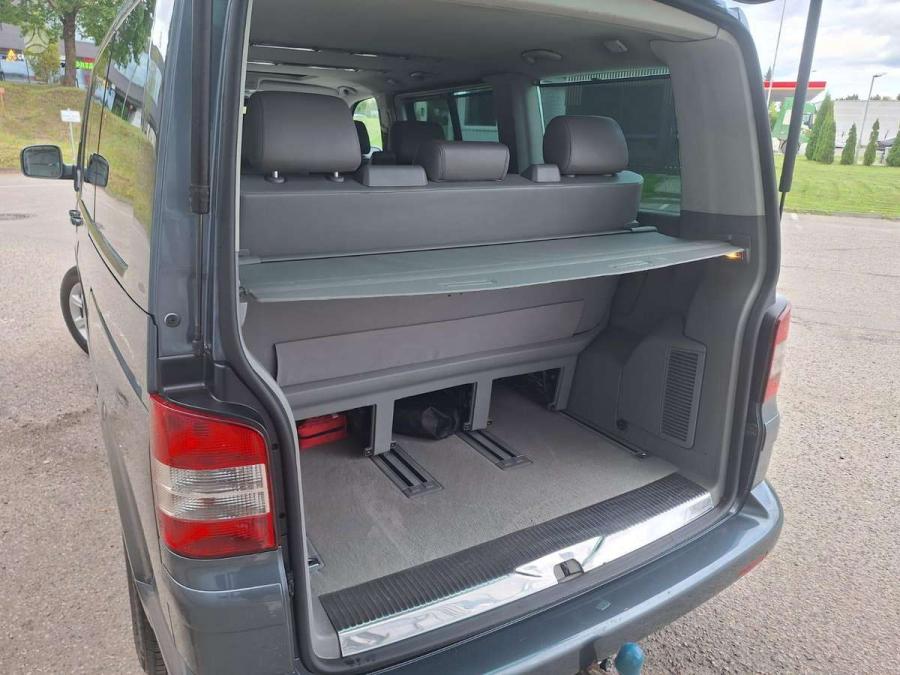 Grey Volkswagen Multivan 2005 in Jonava, with an engine capacity of 2.50 L and mileage of 336 thousand km for 6499 €, photo 9 on AUTOMOTO.COM.LV