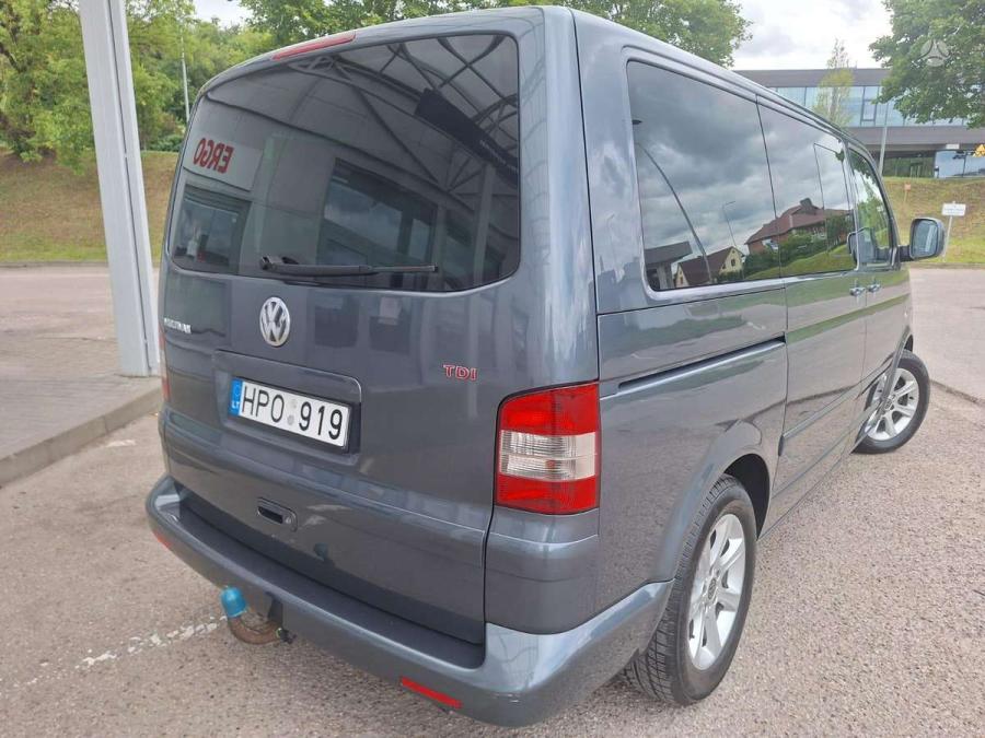 Grey Volkswagen Multivan 2005 in Jonava, with an engine capacity of 2.50 L and mileage of 336 thousand km for 6499 €, photo 10 on AUTOMOTO.COM.LV