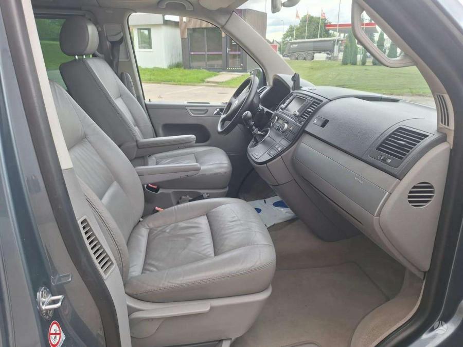 Grey Volkswagen Multivan 2005 in Jonava, with an engine capacity of 2.50 L and mileage of 336 thousand km for 6499 €, photo 18 on AUTOMOTO.COM.LV