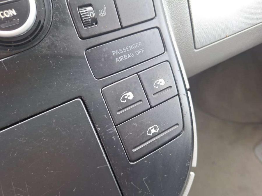 Grey Volkswagen Multivan 2005 in Jonava, with an engine capacity of 2.50 L and mileage of 336 thousand km for 6499 €, photo 23 on AUTOMOTO.COM.LV