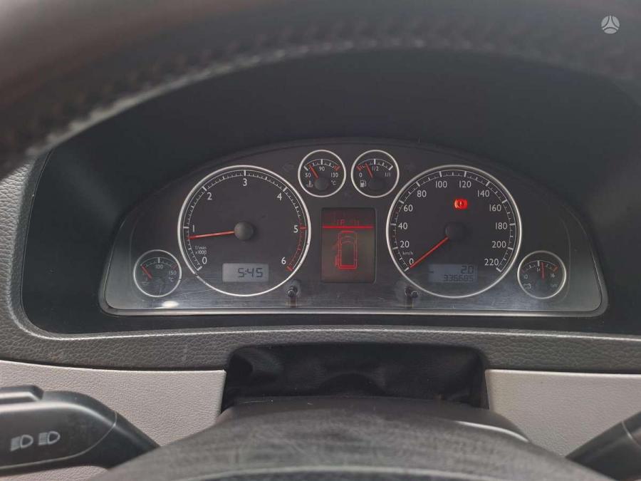 Grey Volkswagen Multivan 2005 in Jonava, with an engine capacity of 2.50 L and mileage of 336 thousand km for 6499 €, photo 26 on AUTOMOTO.COM.LV