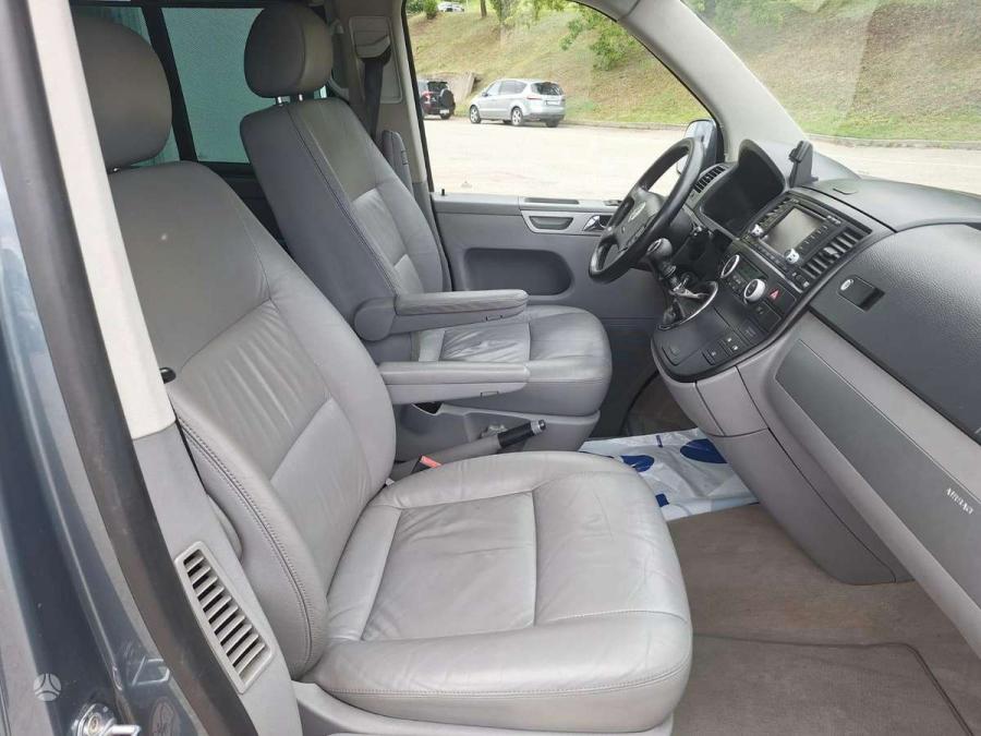 Grey Volkswagen Multivan 2005 in Jonava, with an engine capacity of 2.50 L and mileage of 336 thousand km for 6499 €, photo 28 on AUTOMOTO.COM.LV