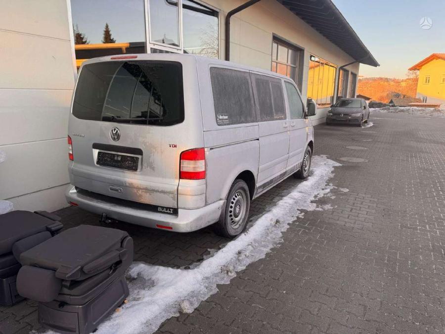 Pelēks Volkswagen Multivan 2006 Panevēža, ar dzinēja tilpumu 2.46 L un nobraukumu 360 tūkst. km par 5300 €, foto 3 vietnē AUTOMOTO.COM.LV
