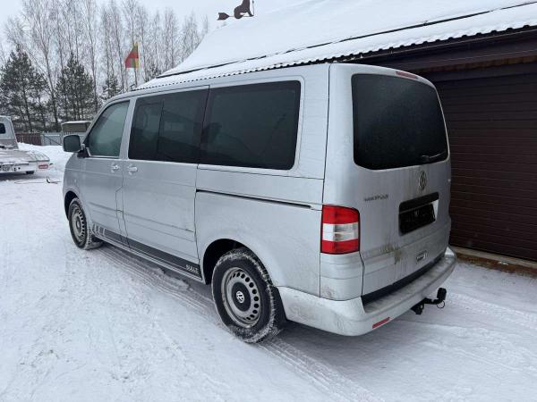 Pelēks Volkswagen Multivan 2006 Panevēža, ar dzinēja tilpumu 2.46 L un nobraukumu 360 tūkst. km par 5300 €, foto 9 vietnē AUTOMOTO.COM.LV