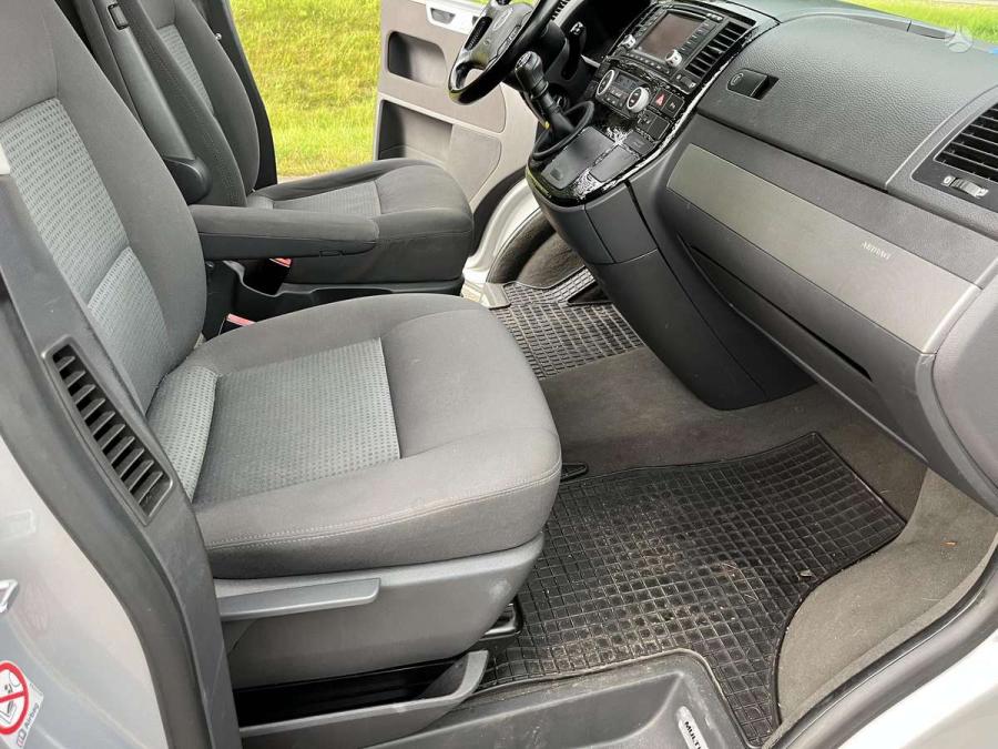 Grey Volkswagen Multivan 2006 in Plunge, with an engine capacity of 2.46 L and mileage of 261 thousand km for 6500 €, photo 11 on AUTOMOTO.COM.LV