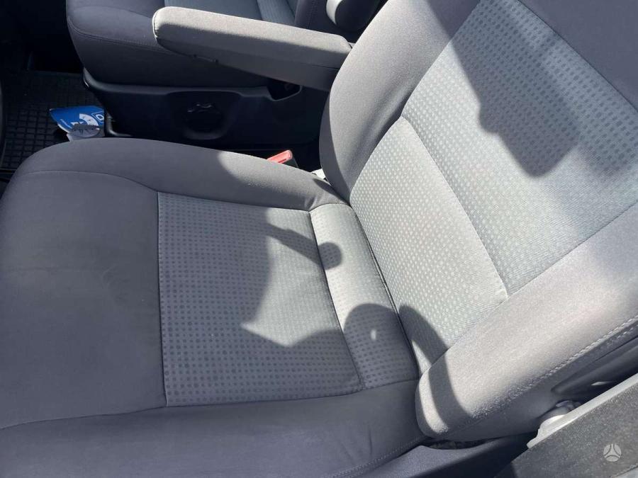 Grey Volkswagen Multivan 2006 in Plunge, with an engine capacity of 2.46 L and mileage of 261 thousand km for 6500 €, photo 12 on AUTOMOTO.COM.LV