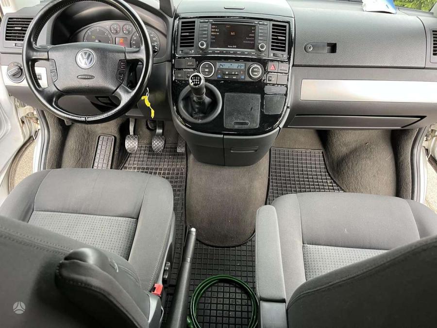 Grey Volkswagen Multivan 2006 in Plunge, with an engine capacity of 2.46 L and mileage of 261 thousand km for 6500 €, photo 13 on AUTOMOTO.COM.LV
