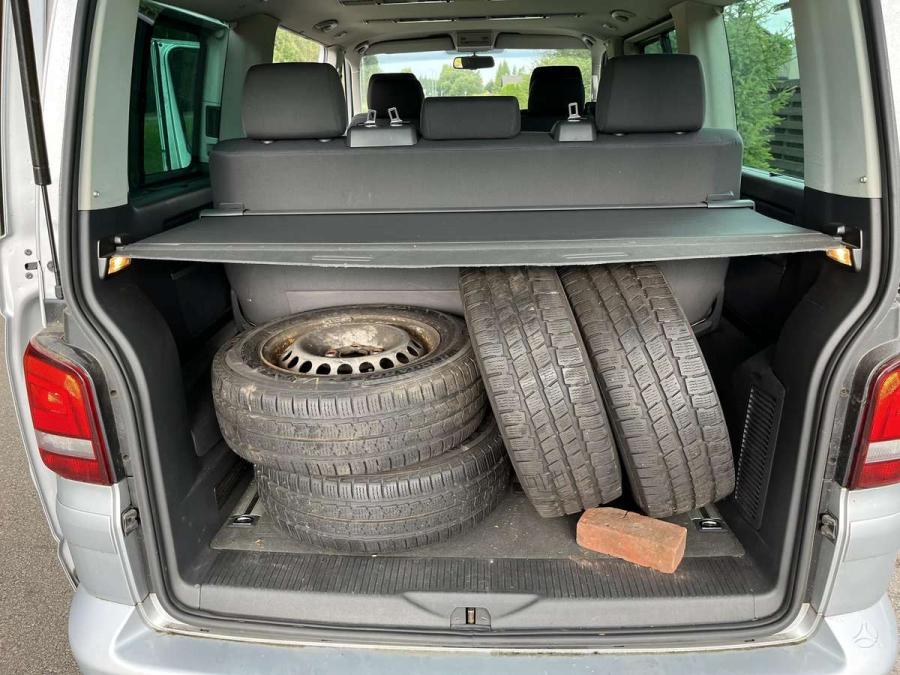Grey Volkswagen Multivan 2006 in Plunge, with an engine capacity of 2.46 L and mileage of 261 thousand km for 6500 €, photo 16 on AUTOMOTO.COM.LV