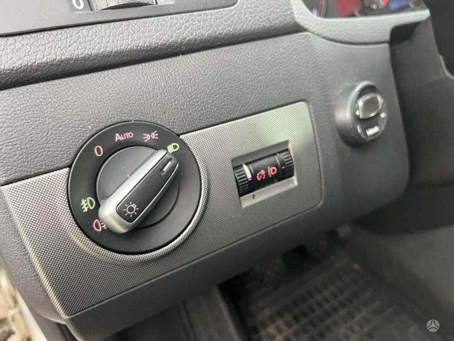 Grey Volkswagen Multivan 2006 in Plunge, with an engine capacity of 2.46 L and mileage of 261 thousand km for 6500 €, photo 26 on AUTOMOTO.COM.LV