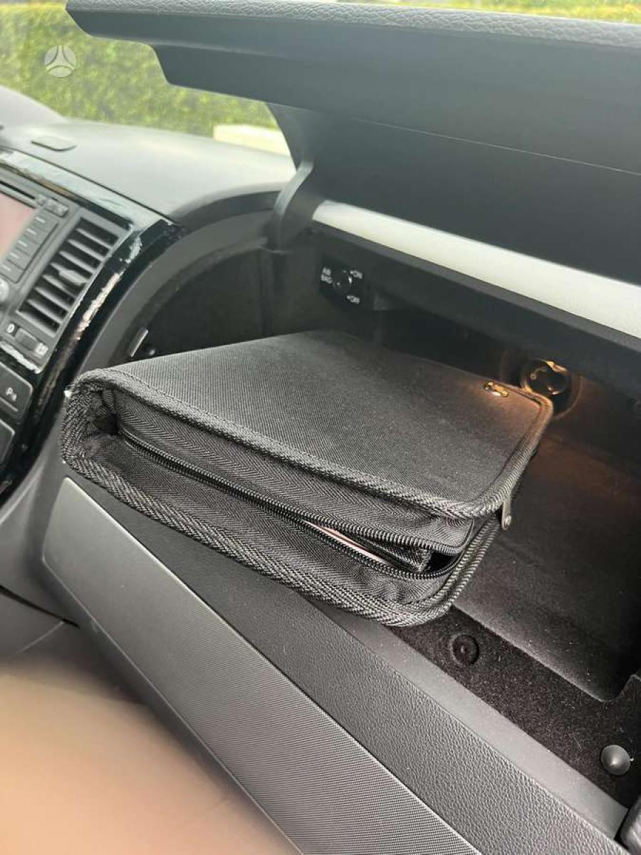 Grey Volkswagen Multivan 2006 in Plunge, with an engine capacity of 2.46 L and mileage of 261 thousand km for 6500 €, photo 33 on AUTOMOTO.COM.LV
