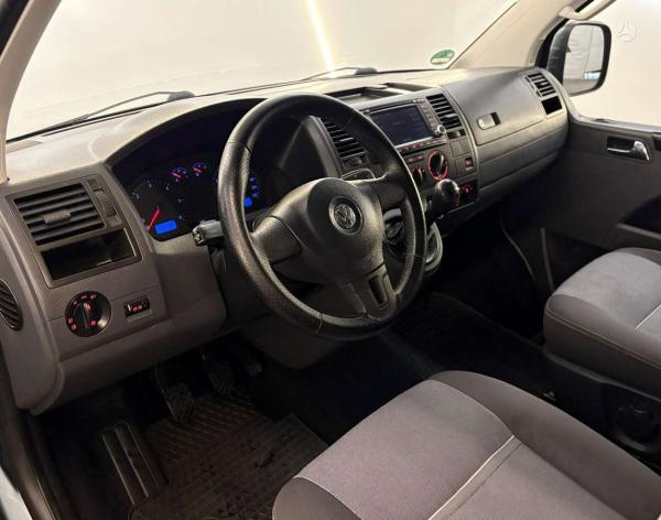 Pelēks Volkswagen Multivan 2007 Marijampole, ar dzinēja tilpumu 1.90 L un nobraukumu 276 tūkst. km par 10850 €, foto 2 vietnē AUTOMOTO.COM.LV