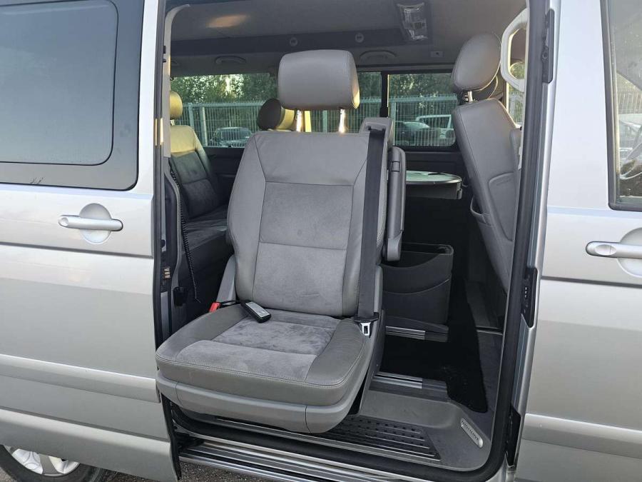 Grey Volkswagen Multivan 2007 in Pakruojis, with an engine capacity of 2.50 L and mileage of 301 thousand km for 6800 €, photo 9 on AUTOMOTO.COM.LV