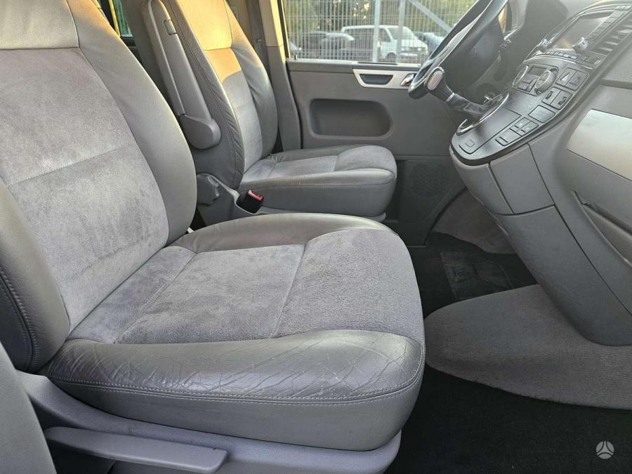Grey Volkswagen Multivan 2007 in Pakruojis, with an engine capacity of 2.50 L and mileage of 301 thousand km for 6800 €, photo 11 on AUTOMOTO.COM.LV