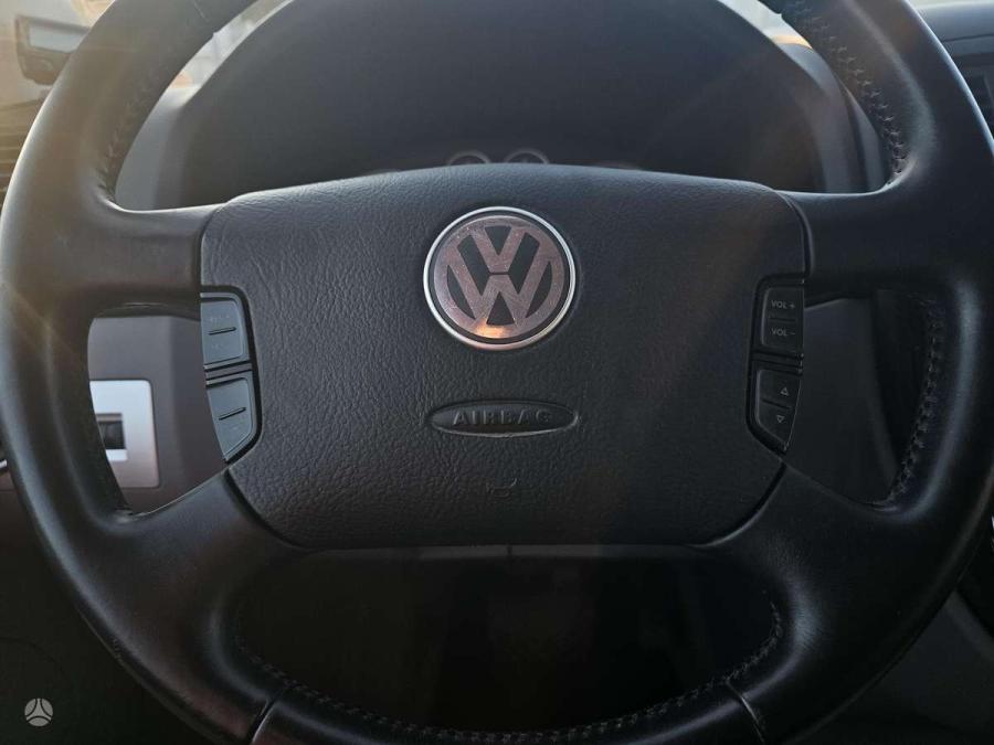 Grey Volkswagen Multivan 2007 in Pakruojis, with an engine capacity of 2.50 L and mileage of 301 thousand km for 6800 €, photo 16 on AUTOMOTO.COM.LV