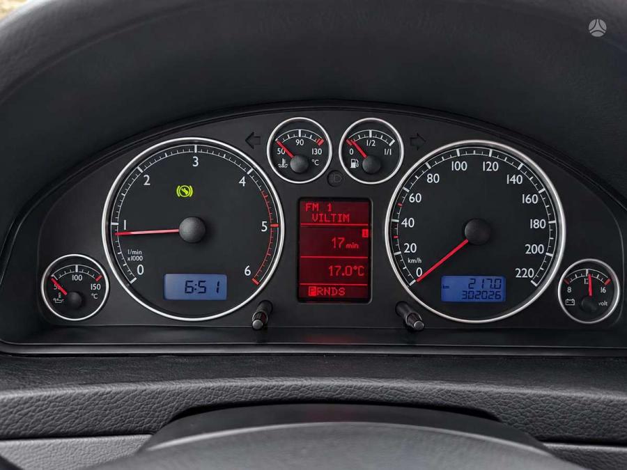 Grey Volkswagen Multivan 2007 in Pakruojis, with an engine capacity of 2.50 L and mileage of 301 thousand km for 6800 €, photo 19 on AUTOMOTO.COM.LV