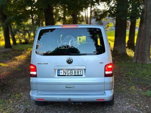 Grey Volkswagen Multivan 2008 in Vilnius, with an engine capacity of 2.46 L and mileage of 336 thousand km for 9000 €, photo 13 on AUTOMOTO.COM.LV