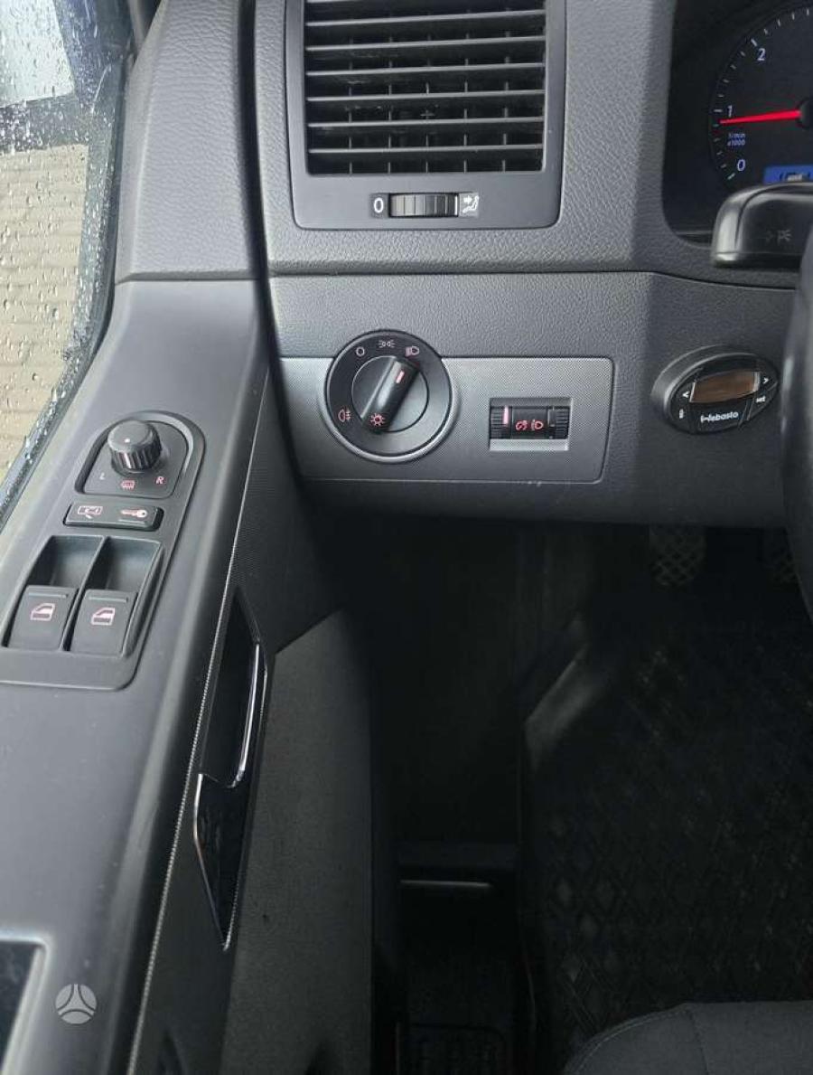 Pelēks Volkswagen Multivan 2008 Panevēža, ar dzinēja tilpumu 1.90 L un nobraukumu 328 tūkst. km par 10499 €, foto 33 vietnē AUTOMOTO.COM.LV