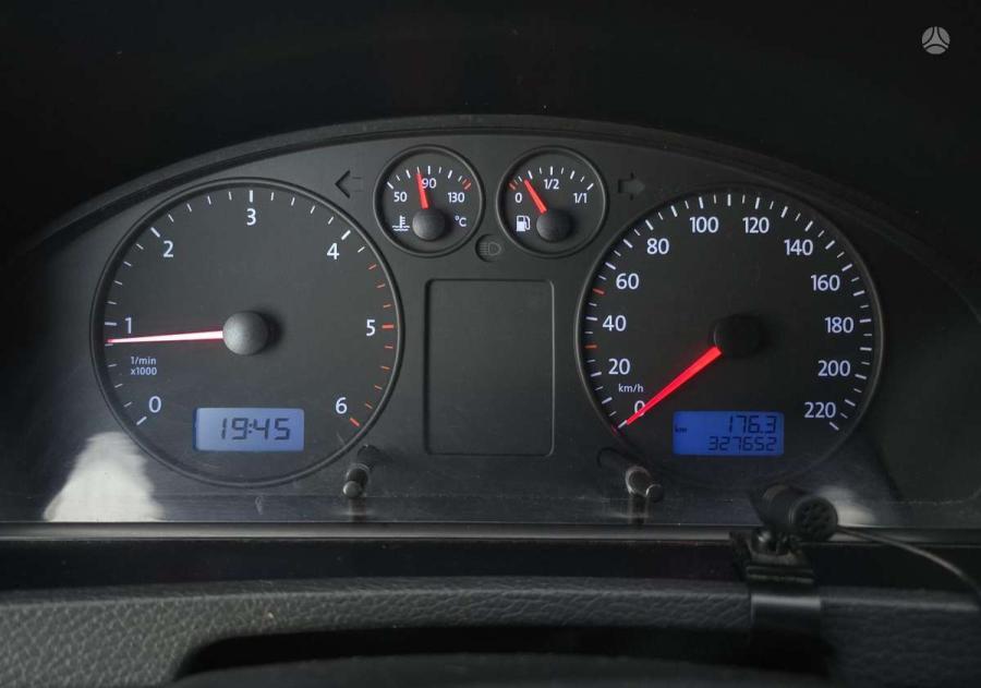 Pelēks Volkswagen Multivan 2008 Panevēža, ar dzinēja tilpumu 1.90 L un nobraukumu 328 tūkst. km par 10499 €, foto 38 vietnē AUTOMOTO.COM.LV