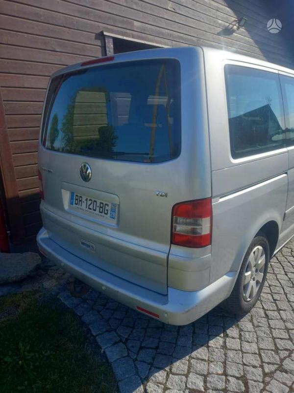 Pelēks Volkswagen Multivan 2008 Panevēža, ar dzinēja tilpumu 2.50 L un nobraukumu 400 tūkst. km par 4300 €, foto 4 vietnē AUTOMOTO.COM.LV