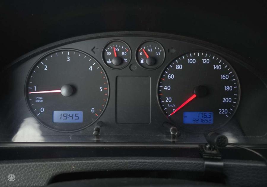 Grey Volkswagen Multivan 2008 in Panevezys, with an engine capacity of 1.90 L and mileage of 328 thousand km for 10499 €, photo 31 on AUTOMOTO.COM.LV