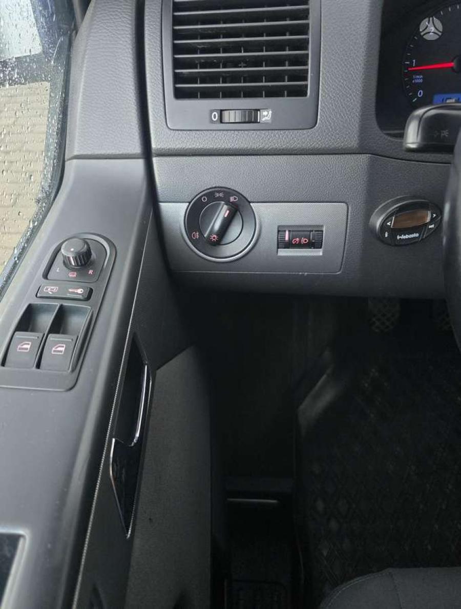 Grey Volkswagen Multivan 2008 in Panevezys, with an engine capacity of 1.90 L and mileage of 328 thousand km for 10499 €, photo 32 on AUTOMOTO.COM.LV