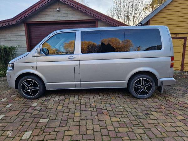 Grey Volkswagen Multivan 2009 in Mazeikiai, with an engine capacity of 2.46 L and mileage of 255 thousand km for 10500 €, photo 4 on AUTOMOTO.COM.LV
