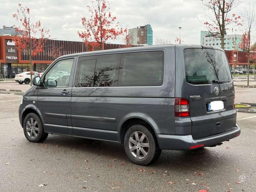 Grey Volkswagen Multivan 2009 in Klaipeda, with an engine capacity of 2.50 L and mileage of 365 thousand km for 6700 €, photo 1 on AUTOMOTO.COM.LV